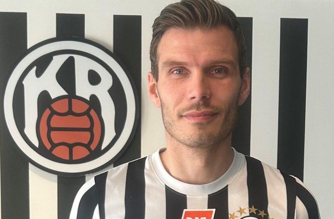 36-årige Elmar Bjarnason tager to år mere i Island